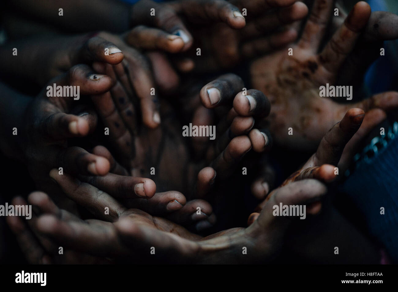 Indian children play with her hands Stock Photo - Alamy