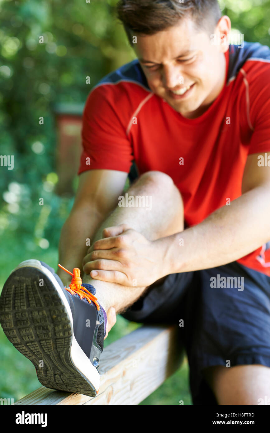 Running injury man hi-res stock photography and images - Alamy