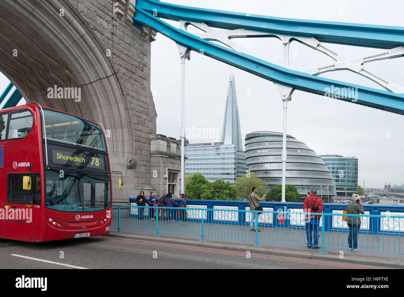 England, London, bus on the Tower Bridge Stock Photo - Alamy