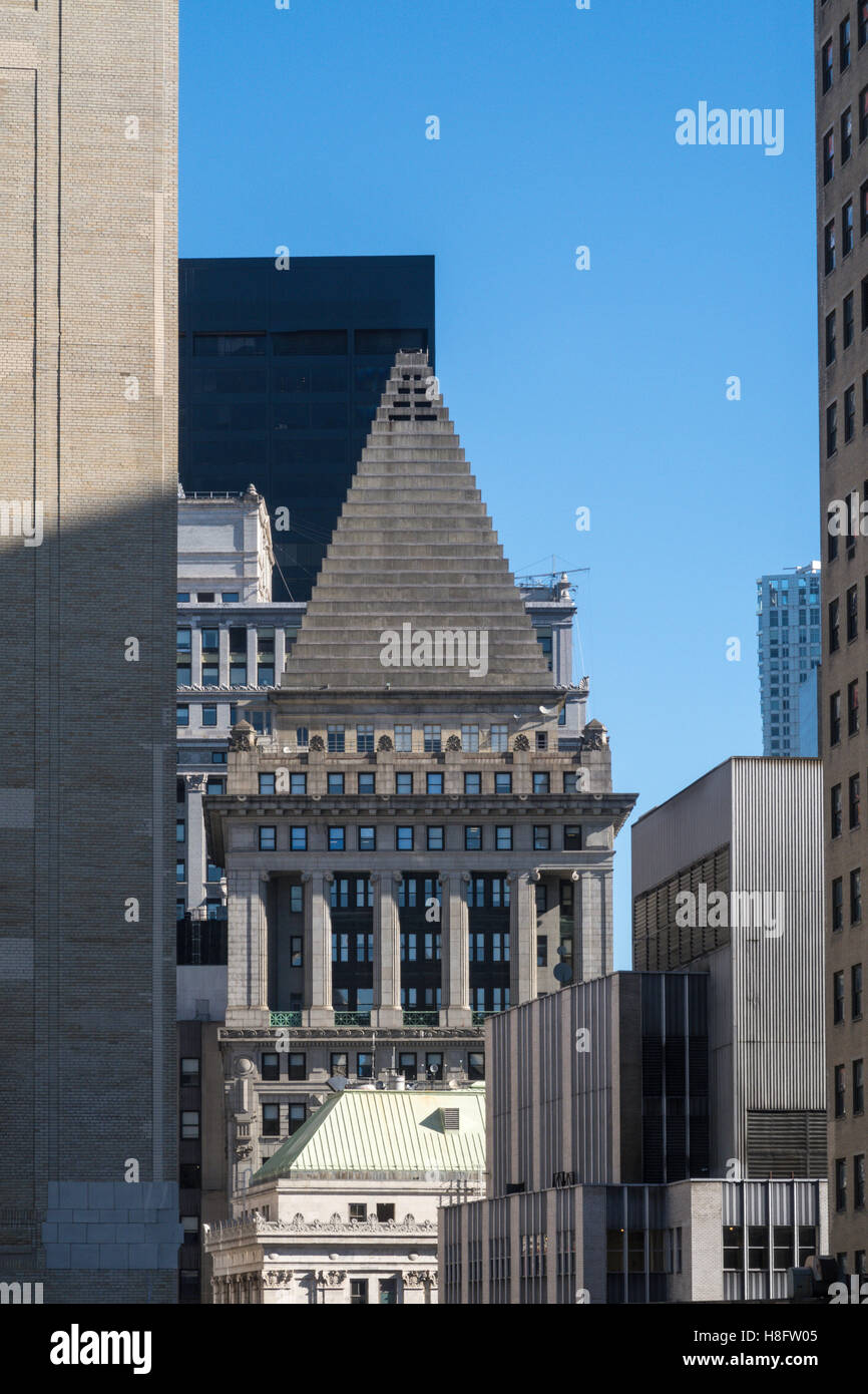 Manhattan pyramid building hi-res stock photography and images - Alamy