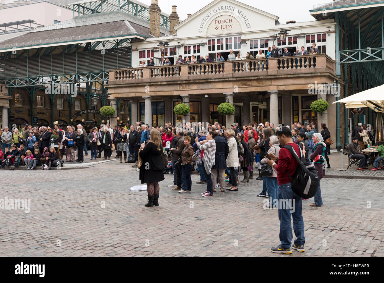 England, London, Covent Garden Market, spectator at the street theatre ...
