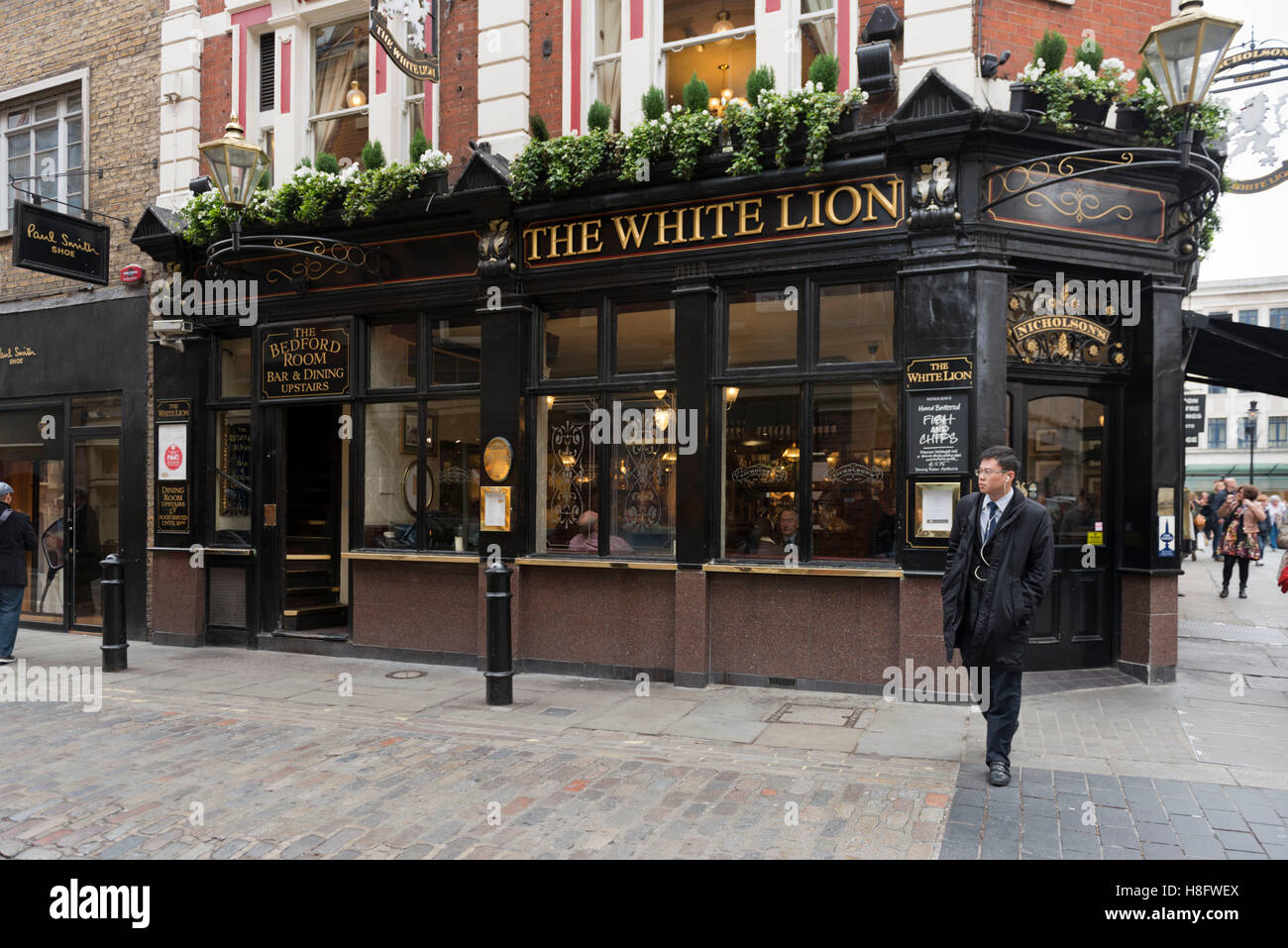England, London, The White Lion Pub, Floral Street Stock Photo - Alamy