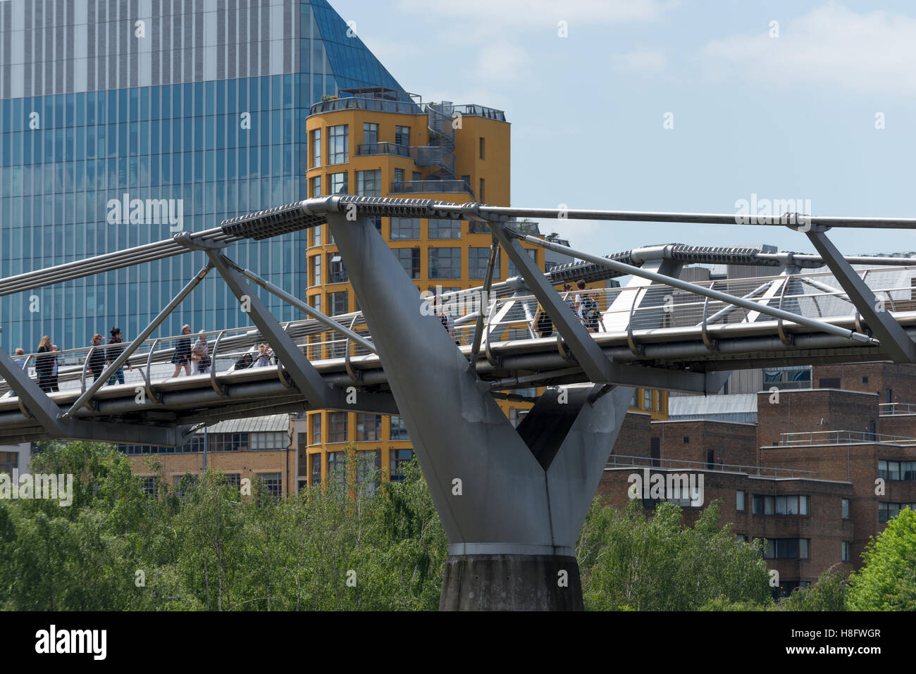 England, London, Millennium Bridge, footbridge over the Thames Stock ...