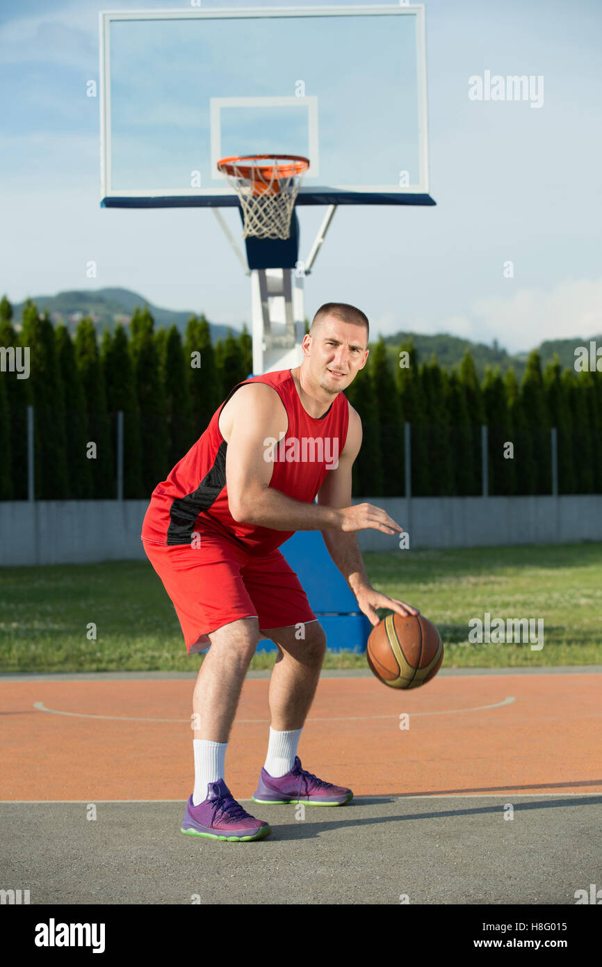 Basketball player bouncing basketball hi-res stock photography and ...