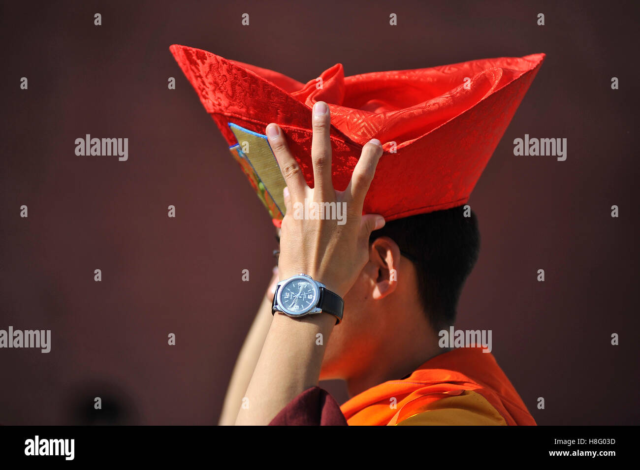 Kathmandu, Nepal. 11th November, 2016. A Nepalese Buddhist Monk fix ...