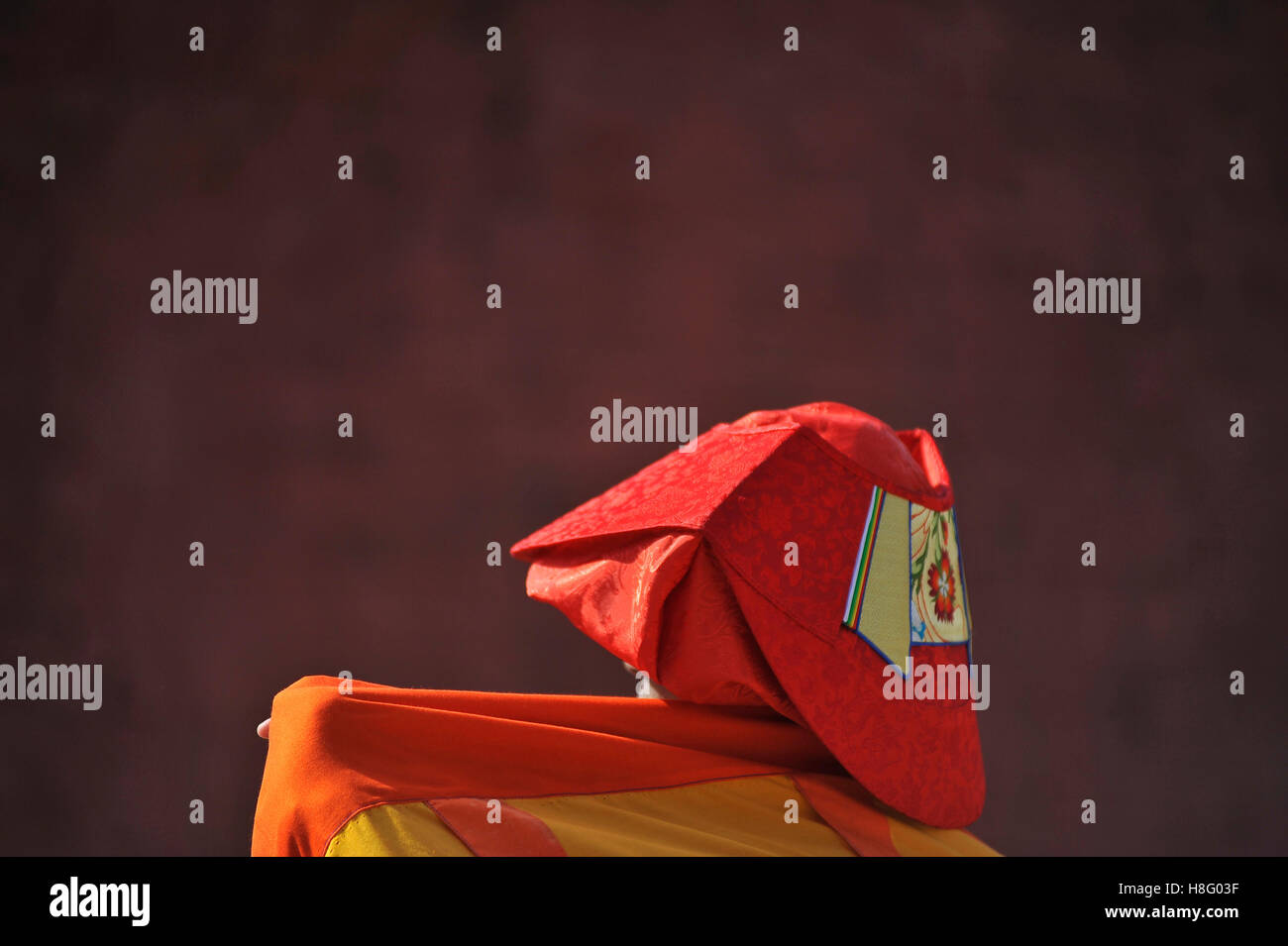 Kathmandu, Nepal. 11th November, 2016. A Nepalese Buddhist Monk fix ...