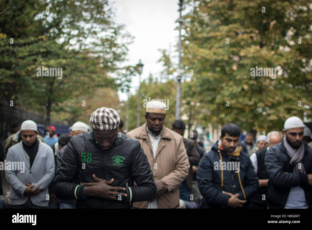 Rome, Italy. 11th Nov, 2016. Muslims attend Friday prayer during a ...