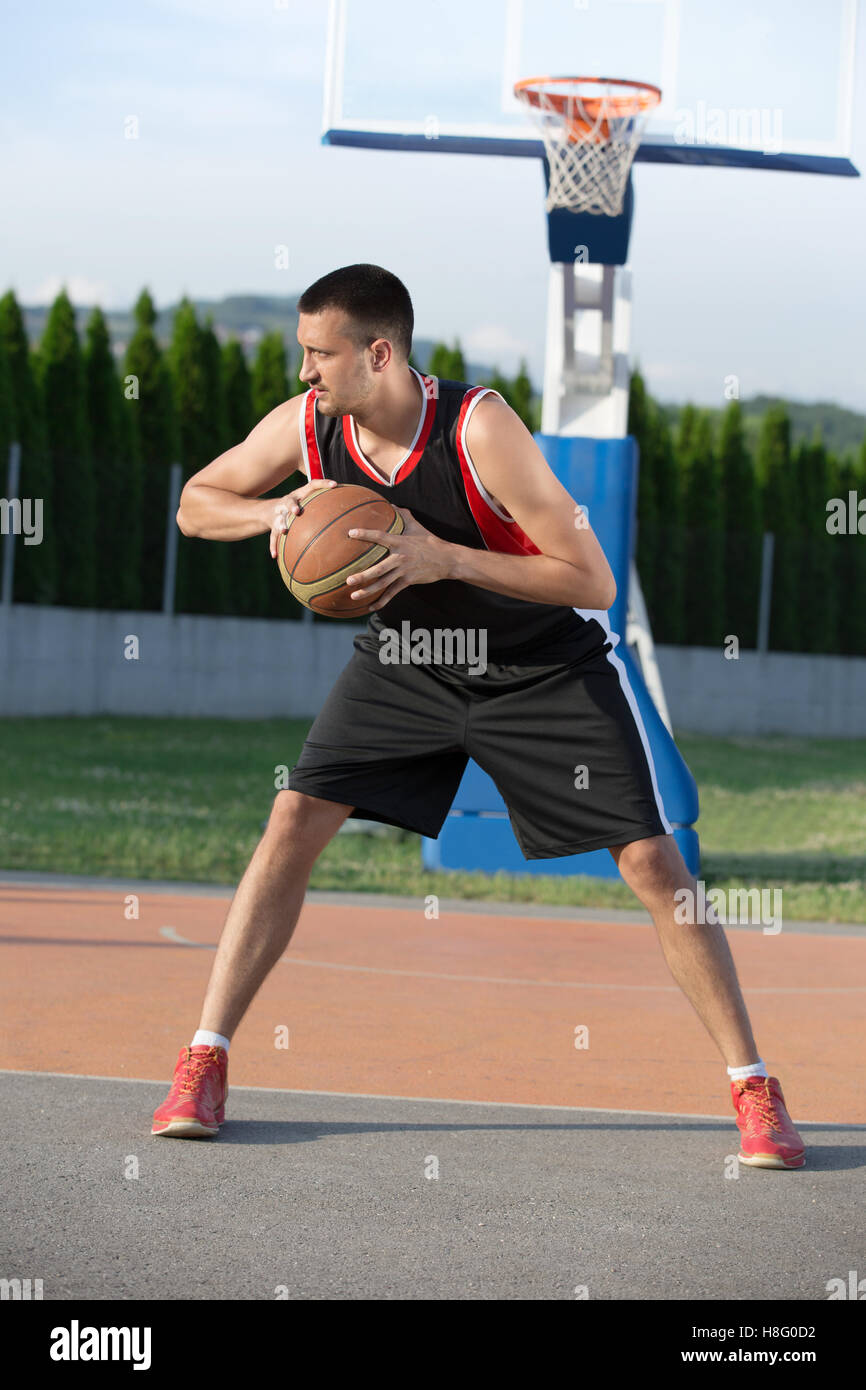 Basketball player bouncing ball hi-res stock photography and images - Alamy