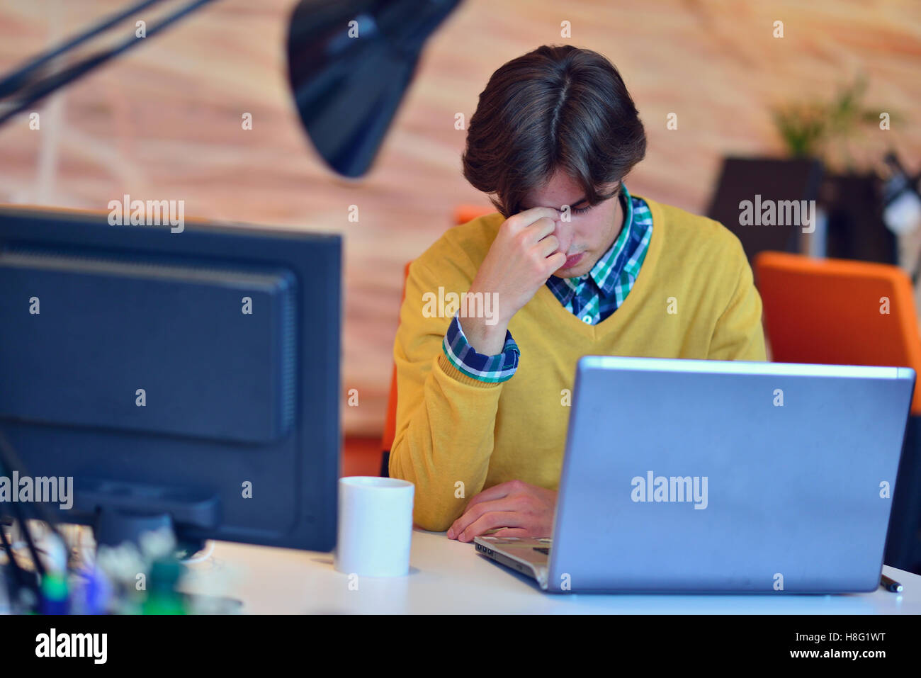 Young people worried computer hi-res stock photography and images - Alamy