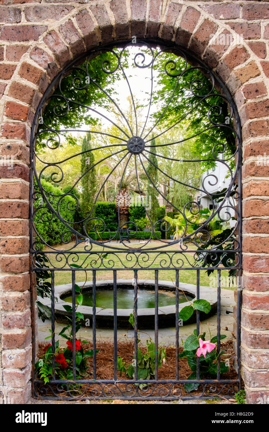 Historic charleston iron gate hi-res stock photography and images - Alamy