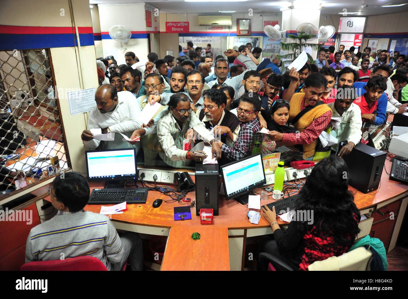 India currency change queue hi-res stock photography and images - Alamy