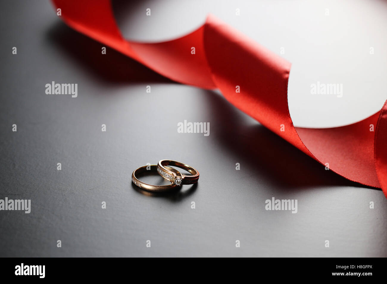 Wedding rings ribbon Stock Photo - Alamy
