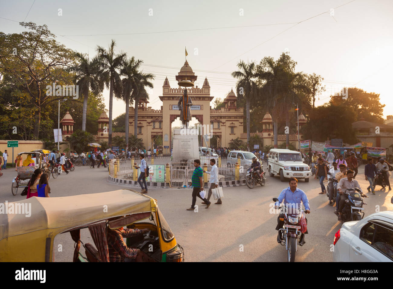 Traffic speeds around the roundabout at the BHU Main Gate and Malaviya ...