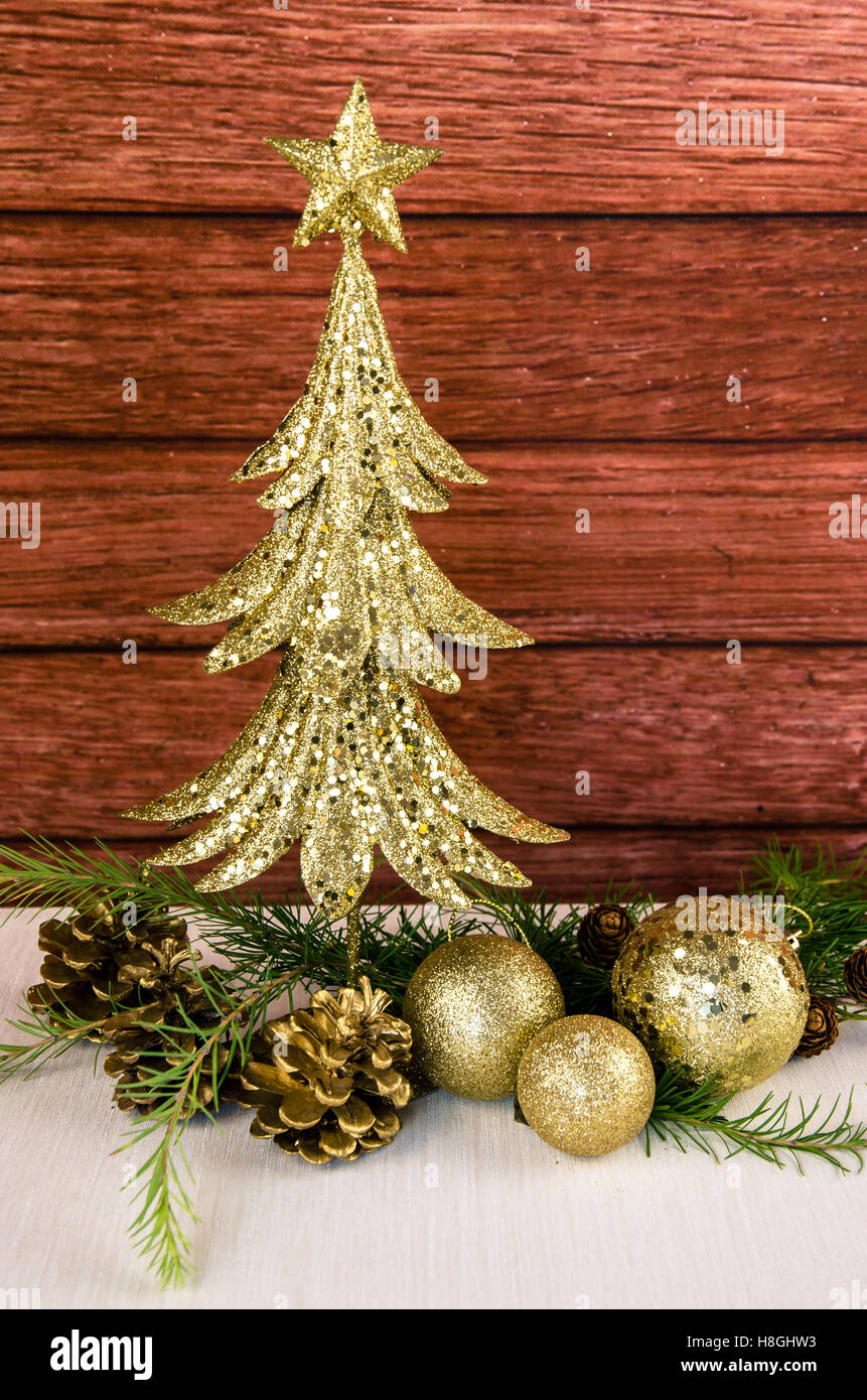 Golden christmas tree baubles hi-res stock photography and images - Alamy