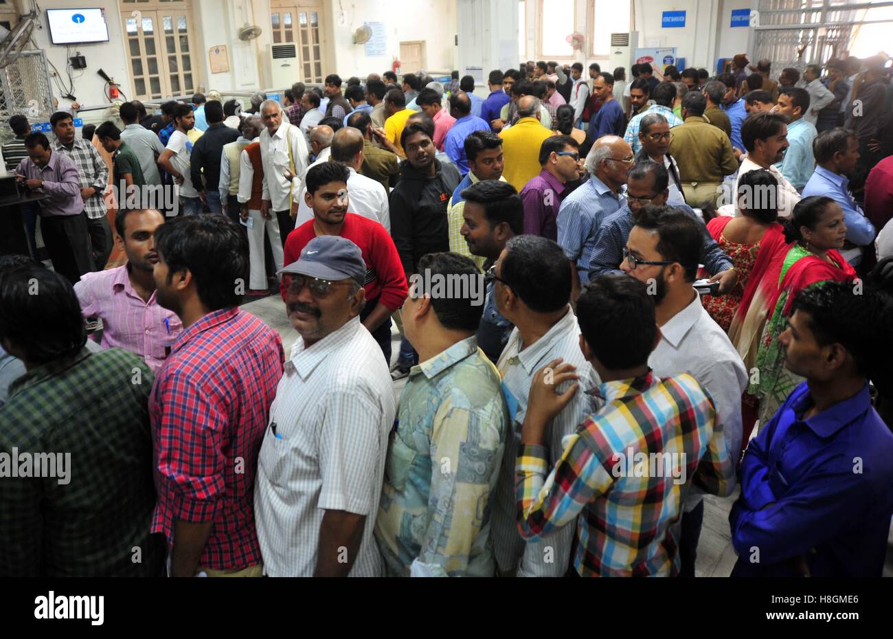 India currency change queue hi-res stock photography and images - Alamy
