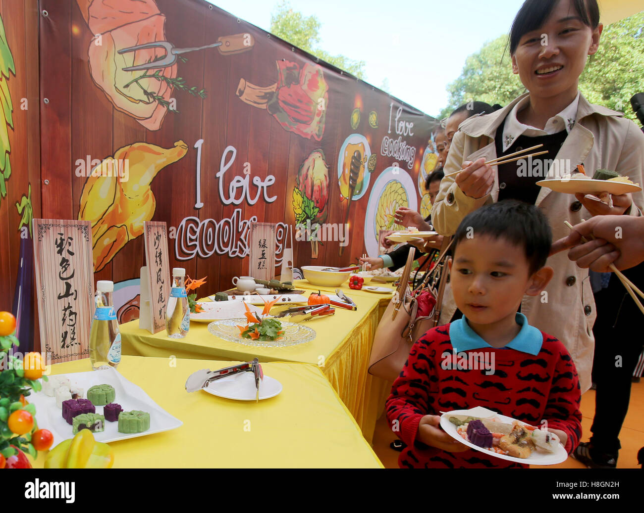 Shanghai, China. 12th Nov, 2016. People taste dishes during a cooking ...