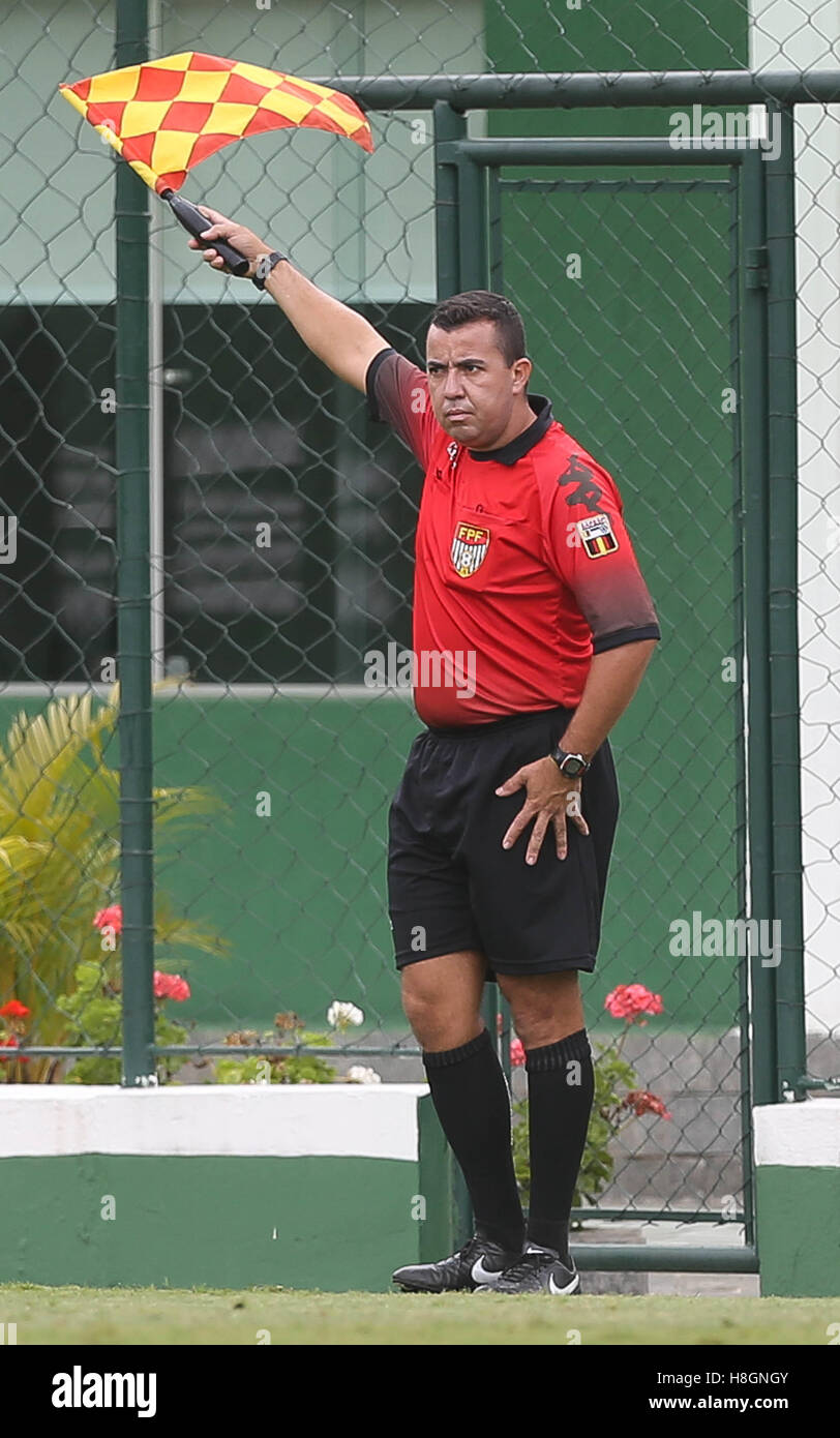 SÃO PAULO, SP - 12.11.2016: TREINO DO PALMEIRAS - The referee assistant ...