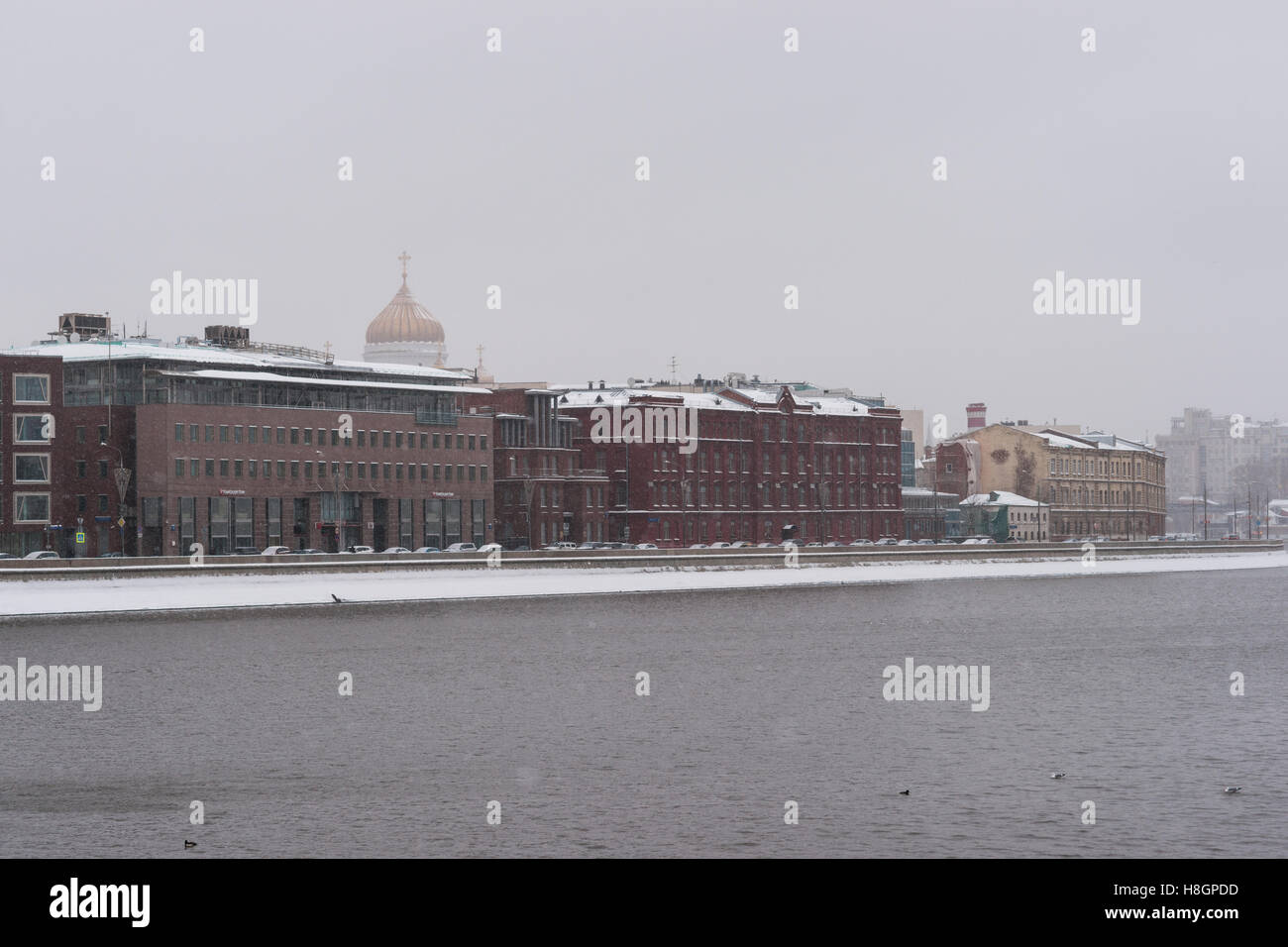 Moscow, Russia. Saturday, November 12, 2016. Early winter in Moscow. No ...