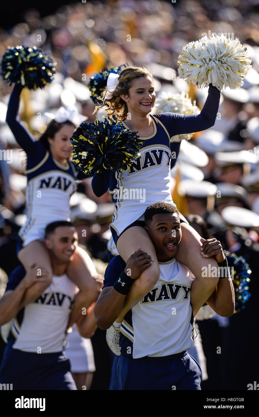 Annapolis, Maryland, USA. 12th Nov, 2016. Naval Academy cheerleaders ...