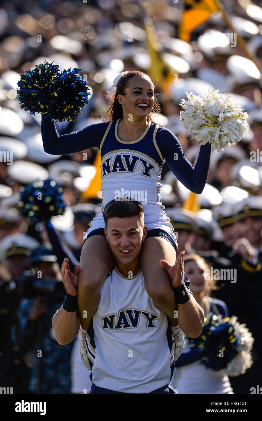 Annapolis, Maryland, USA. 12th Nov, 2016. Naval Academy cheerleaders ...