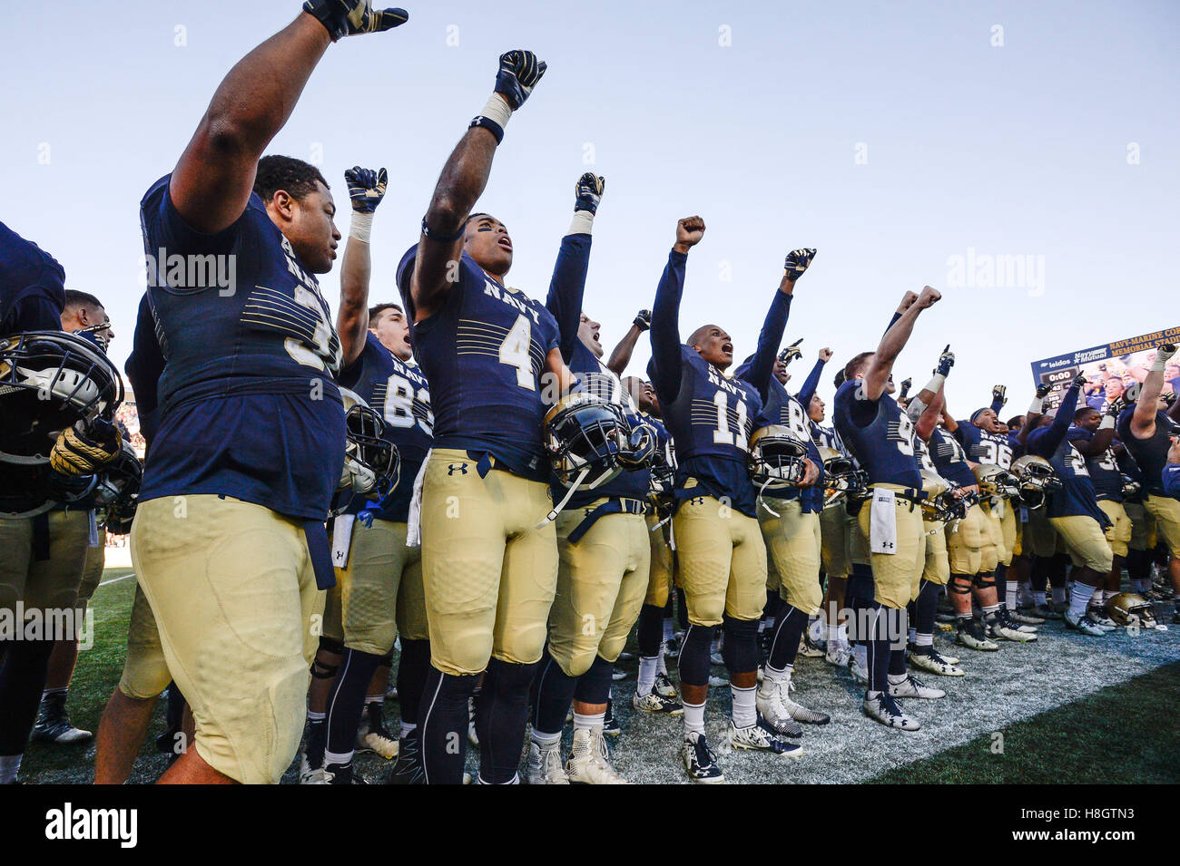 Annapolis, Maryland, USA. 12th Nov, 2016. Naval Academy Midshipmen sing ...