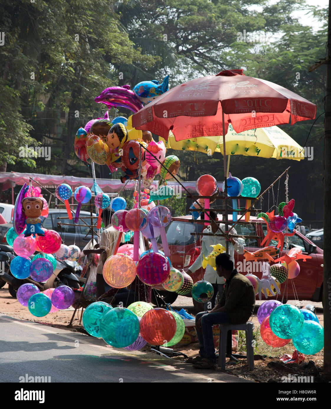 Benaulim, Goa, India. Saturday 12th November 2016.Toy sellers at ...