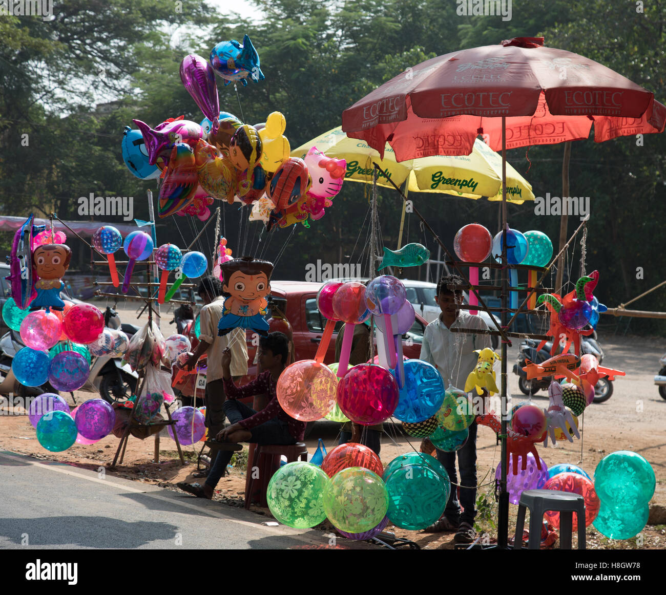 Benaulim, Goa, India. Saturday 12th November 2016.Toy sellers at ...