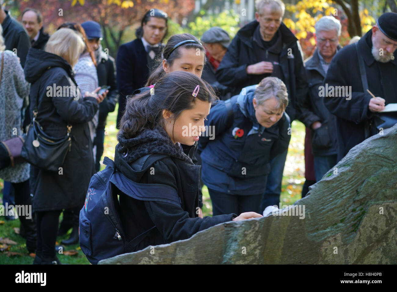 Peace pledge union white poppy hi-res stock photography and images - Alamy