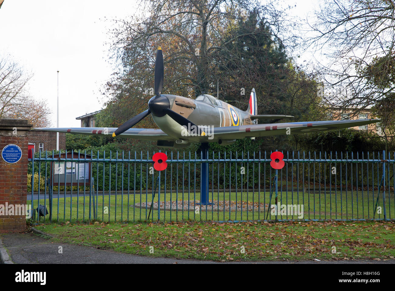 Spitfire gate guardian outside raf hi-res stock photography and images ...