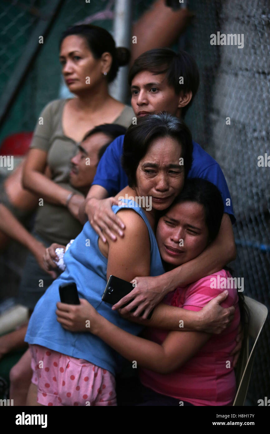Quezon City, Philippines. 13th Nov, 2016. Relatives of the fire victim ...
