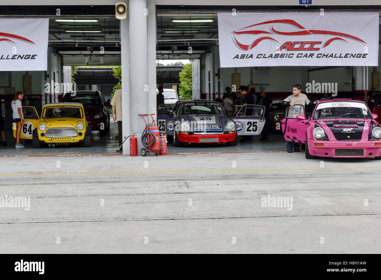 Kuala Lumpur, MALAYSIA. 12th Nov, 2016. Cars line up in the paddock for ...