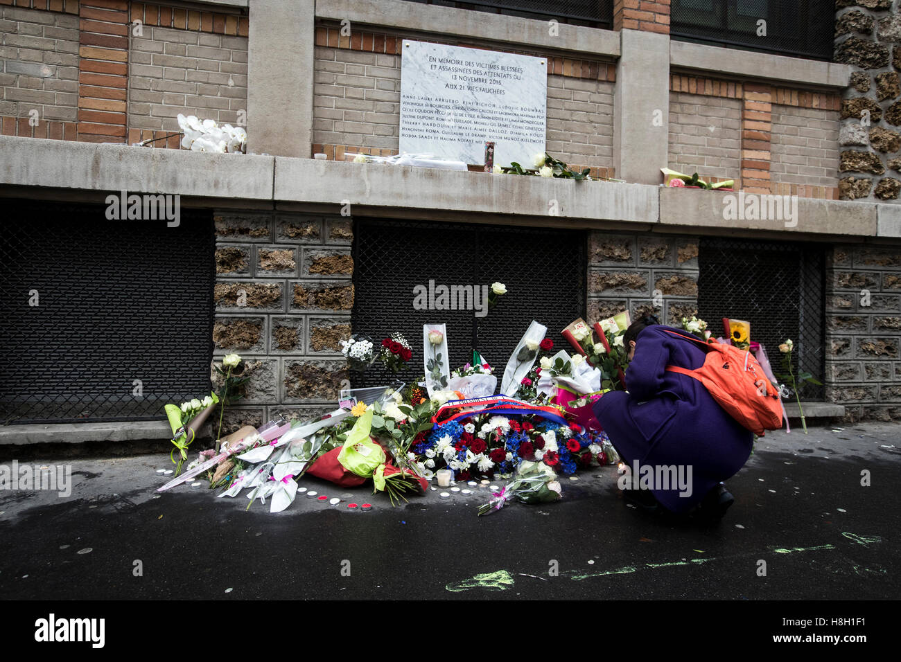 Paris, France. 13th Nov, 2016. A woman lights a candle to commemorate ...