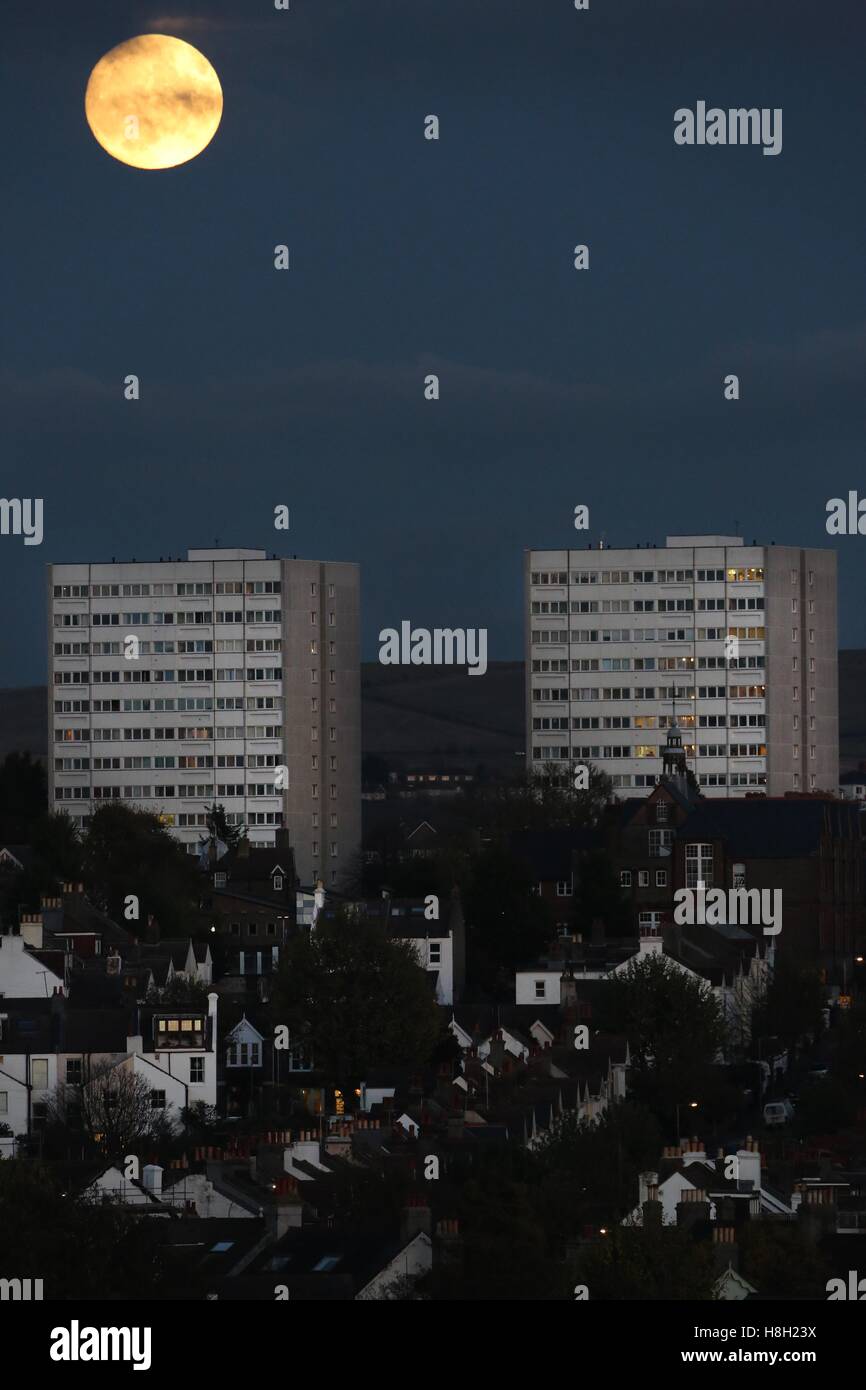 Brighton, UK.13th November 2016. A rare Supermoon rises above the ...