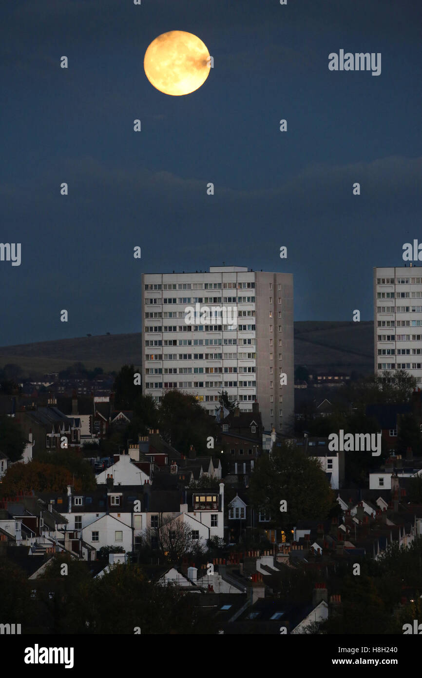 Brighton, UK.13th November 2016. A rare Supermoon rises above the ...