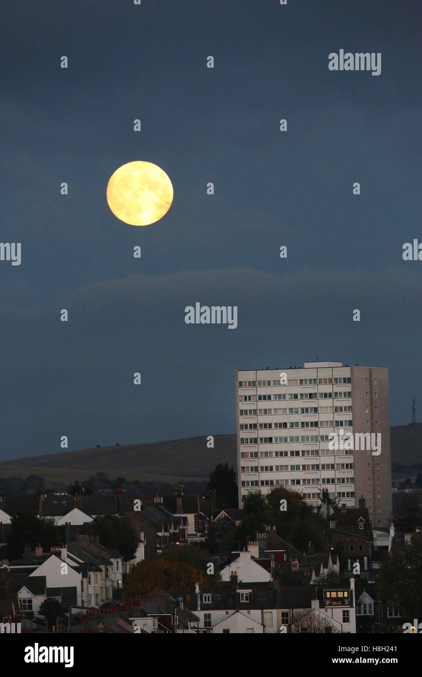 Brighton, UK.13th November 2016. A rare Supermoon rises above the ...