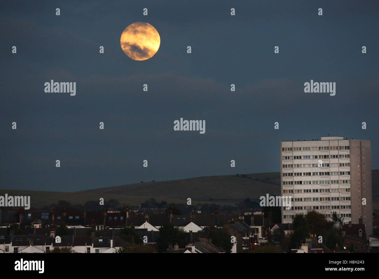 Brighton, UK.13th November 2016. A rare Supermoon rises above the ...