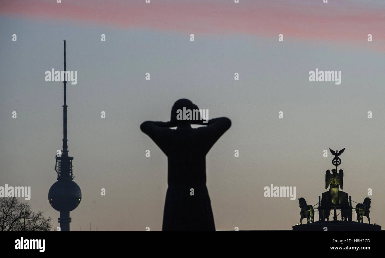 Berlin, Germany. 13th Nov, 2016. The TV Tower, the sculpture "Der Rufer ...