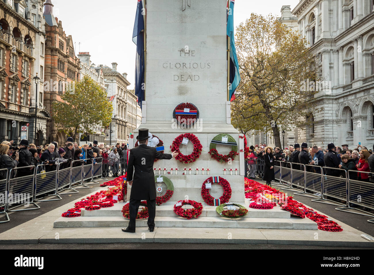 Poppy wreath cenotaph hi-res stock photography and images - Alamy