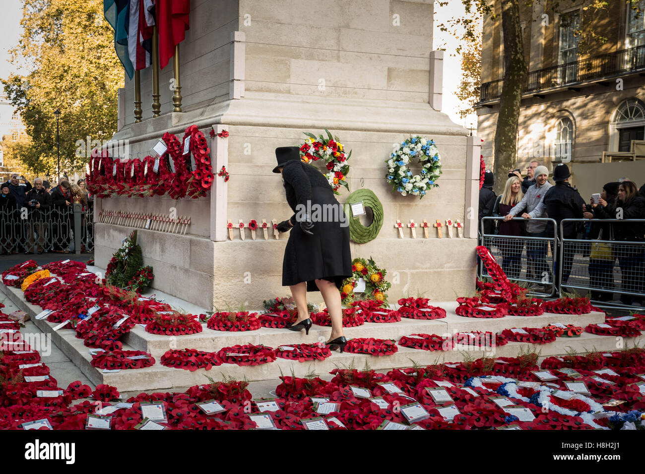 Poppy wreath cenotaph hi-res stock photography and images - Alamy