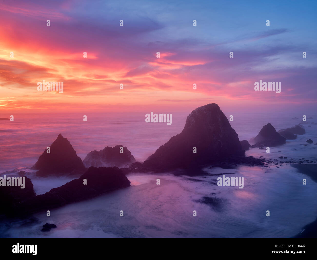 Sunset with rock silhouette hi-res stock photography and images - Alamy