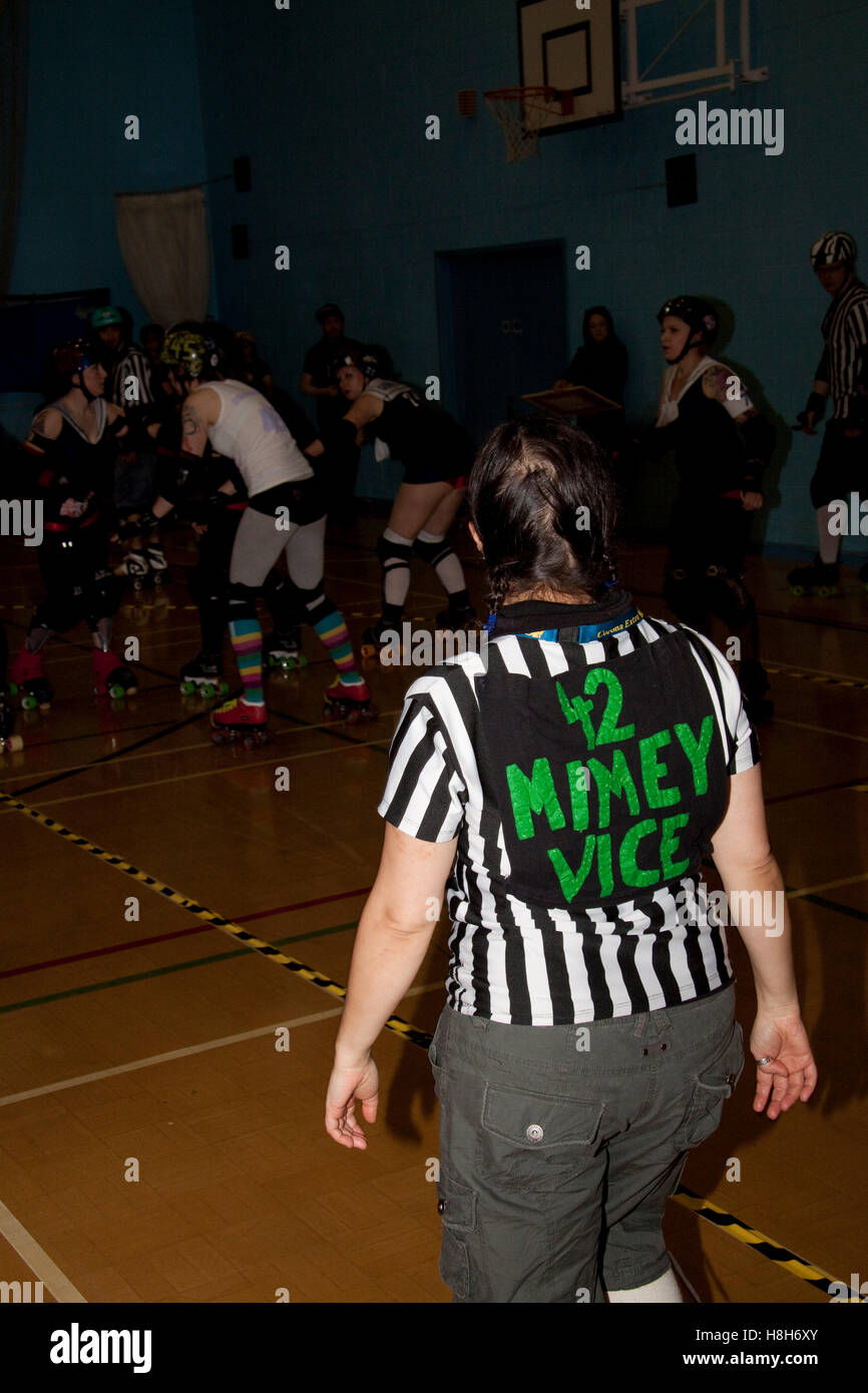Rear view of woman roller derby referee 42 Mimey Vice Stock Photo - Alamy