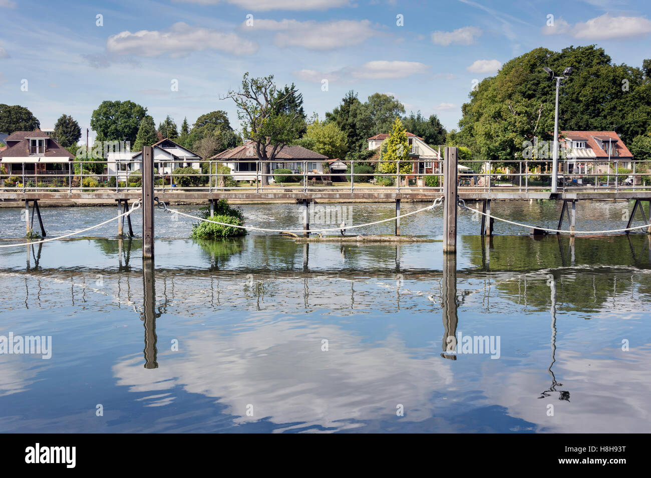 Sunbury on thames hi-res stock photography and images - Alamy