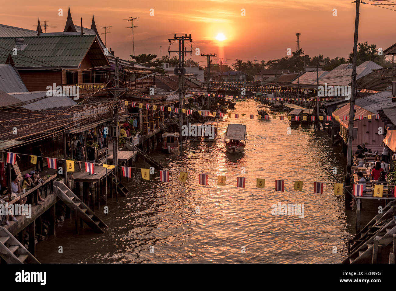 AMPHAWA,THAILAND-DECEMBER 30: Community settlement along Amphawa canal ...