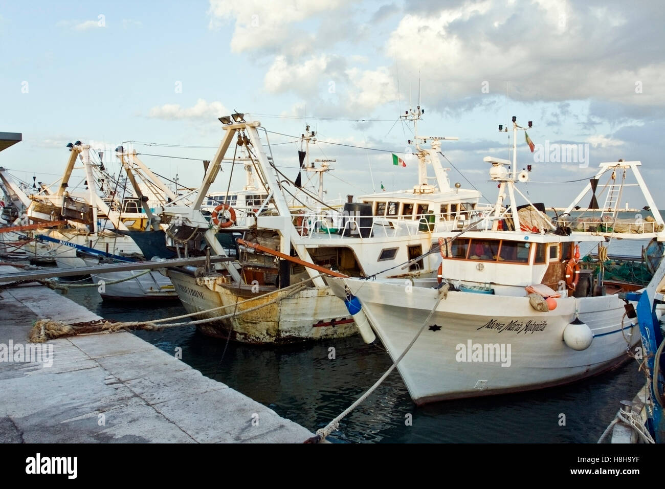 Photos of fishing trawlers hi-res stock photography and images - Alamy
