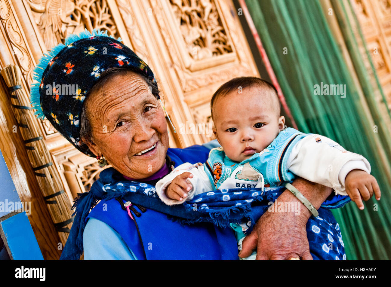 Old chinese traditional clothes hi-res stock photography and images - Alamy