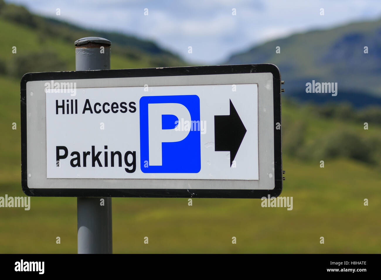Oblong Hill Access Parking sign with directional arrow Stock Photo - Alamy