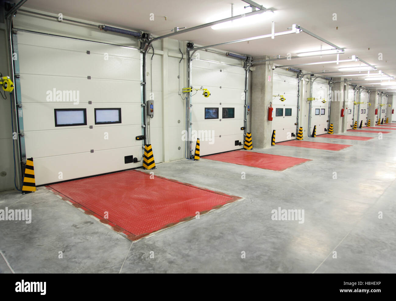 Truck docking bay warehouse hi-res stock photography and images - Alamy