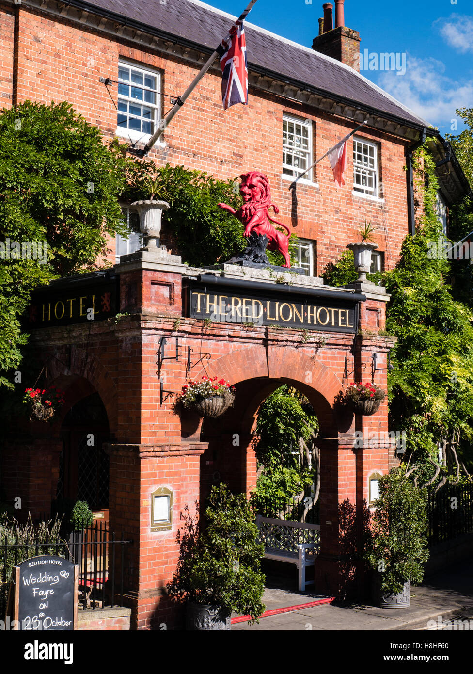 The Red Lion Hotel, Henley Upon Thames, Oxfordshire, England Stock ...