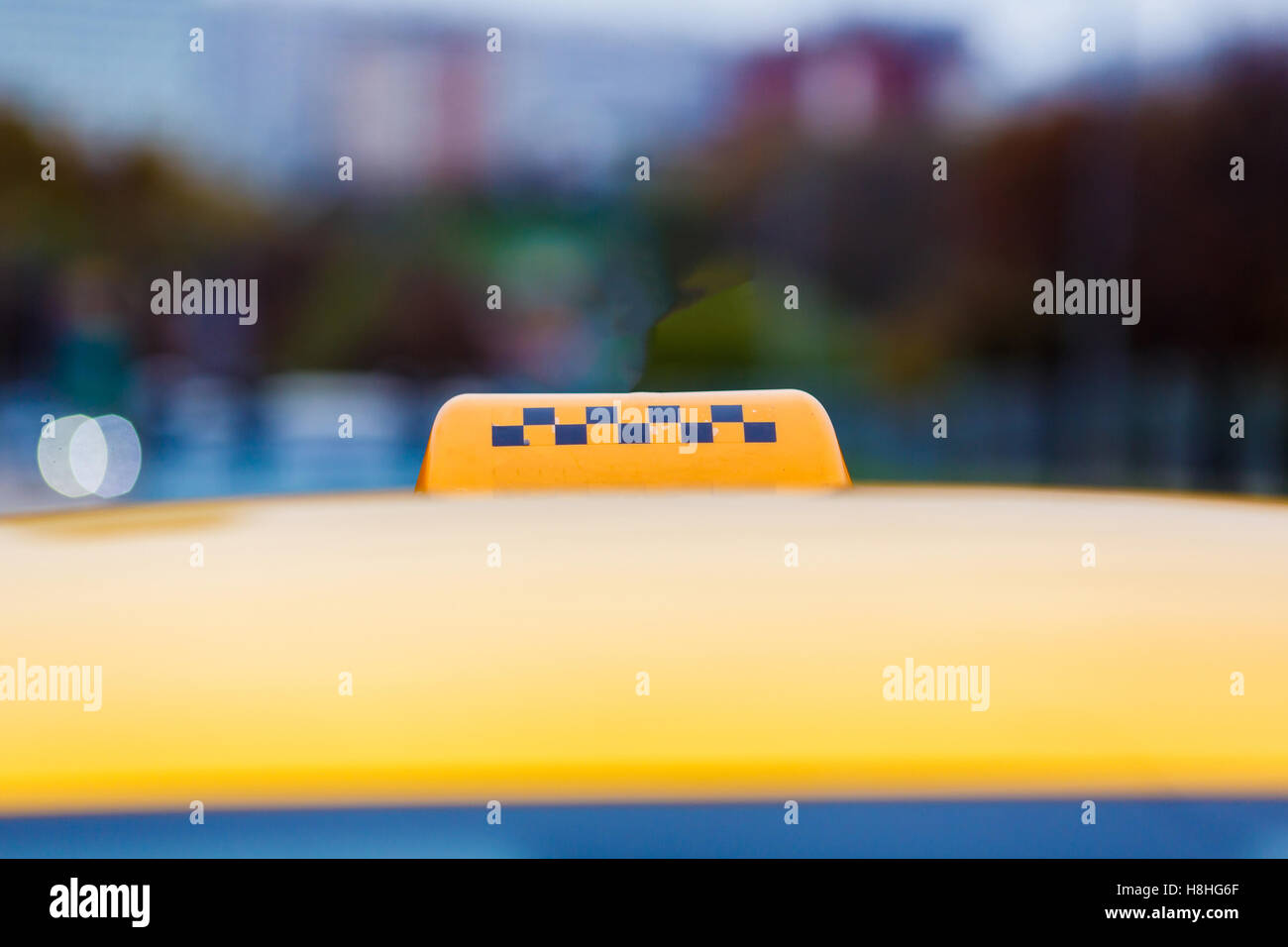 Sign checkers on yellow taxi Stock Photo - Alamy