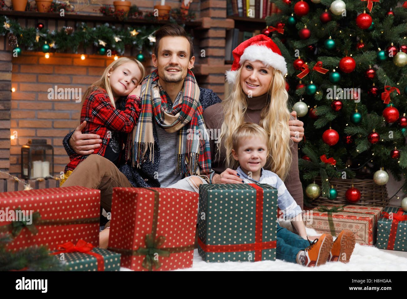 Christmas photo family at tree Stock Photo - Alamy